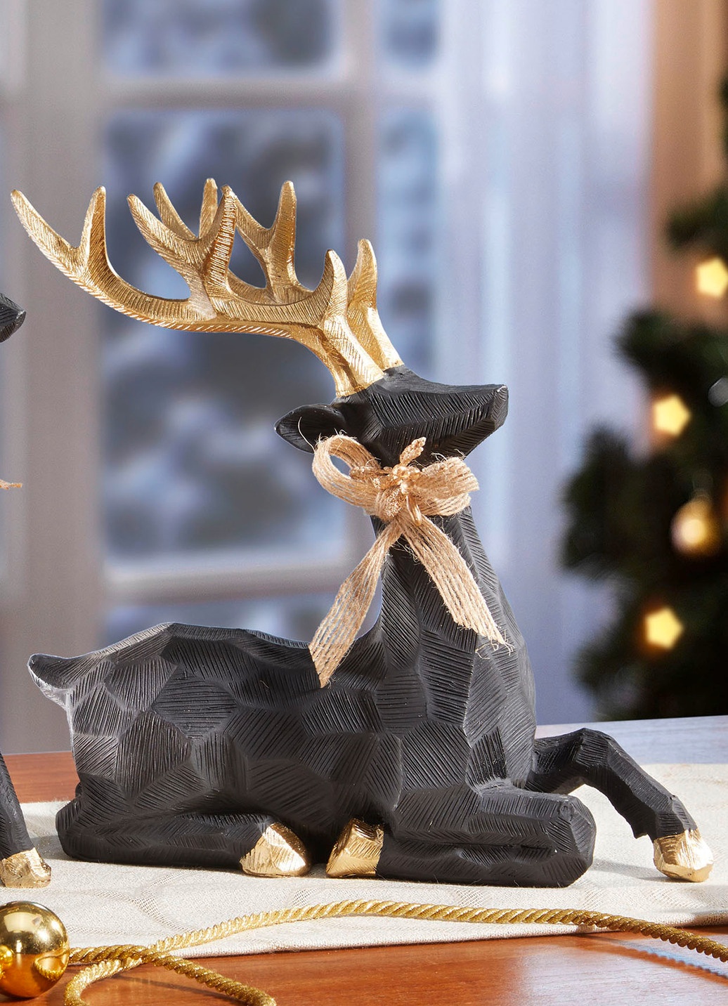 Hirsch liegend - Hirsch mit Hufen und Geweih in goldfarben - SCHWARZ ...